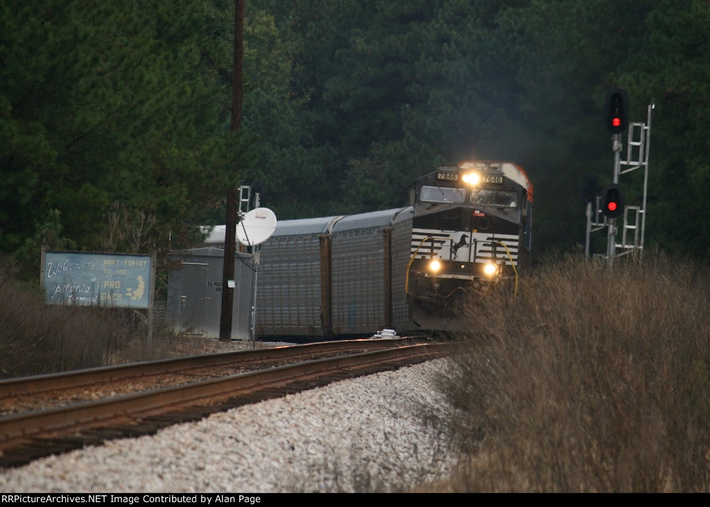 NS 7646 leans into the curve with southbound Q421